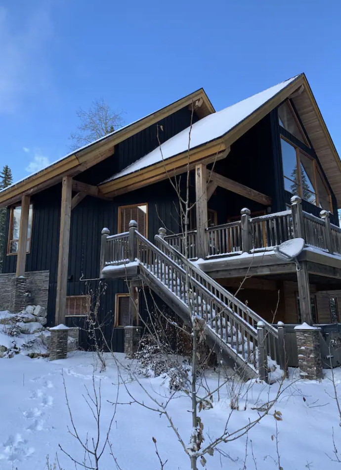 Timber frame, vaulted ceiling chalet with views in Golden, British ...