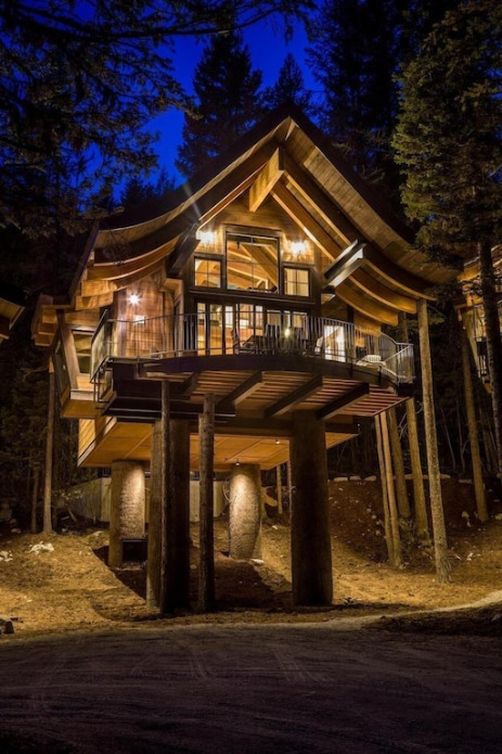 SLOPESIDE with PRIVATE Treetop Hot Tub in Whitefish, Montana, United States