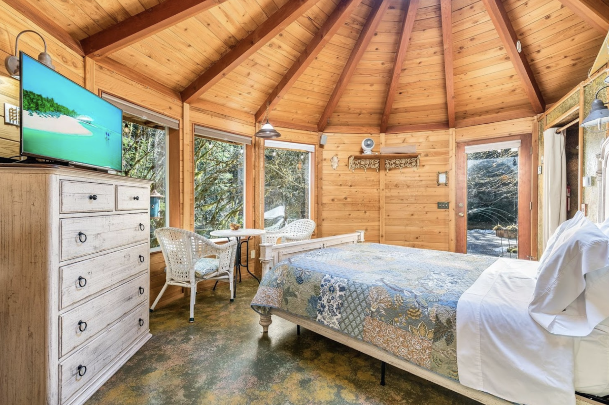 Storm King Cabins at Mt Ranier in Ashford, Washington, United States