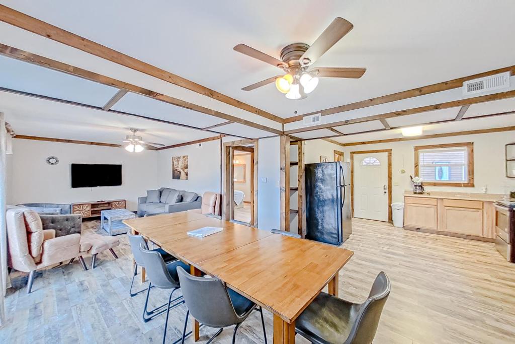 Rooster House White Wing Resort Cabin 19 in Branson, Missouri, United ...