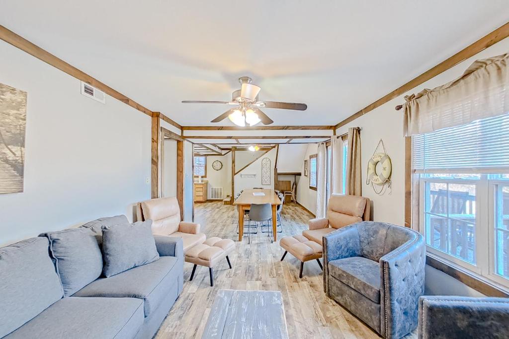 Rooster House White Wing Resort Cabin 19 in Branson, Missouri, United ...