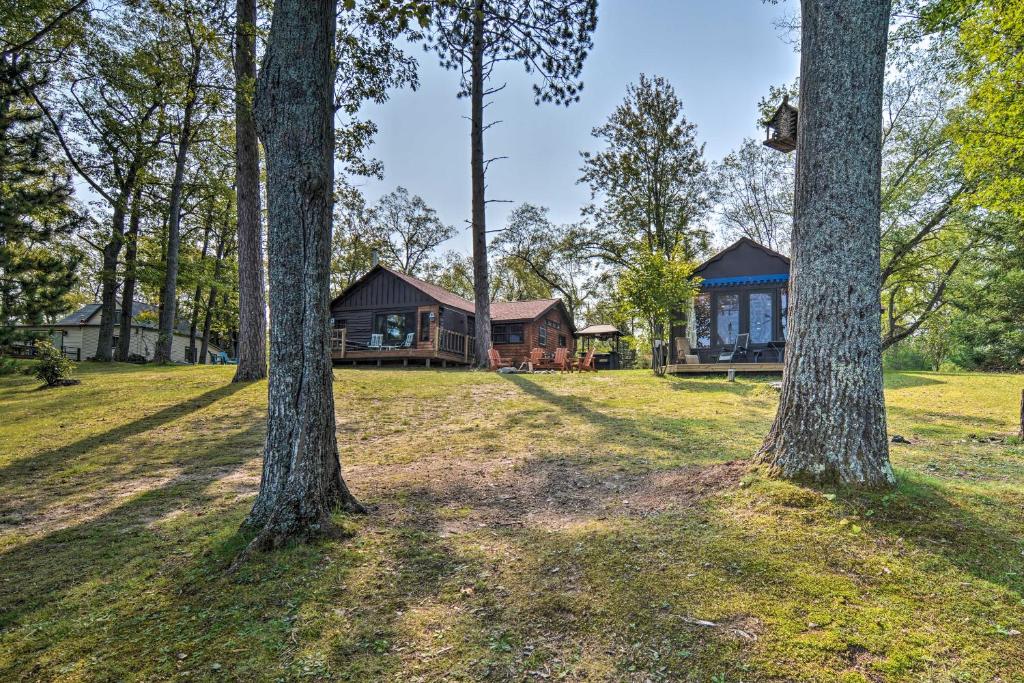 Lake Livin Cozy Cabin with Dock, Tiki Bar, 2 Kayaks in Canada Creek ...