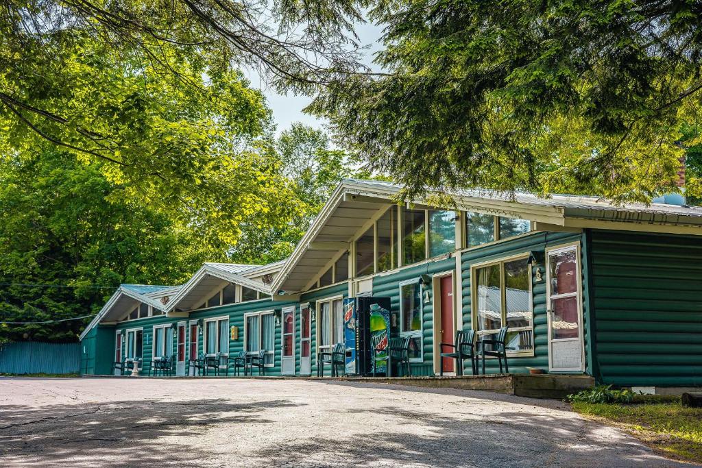 Park Motel and Cabins in Tupper Lake, New York, United States